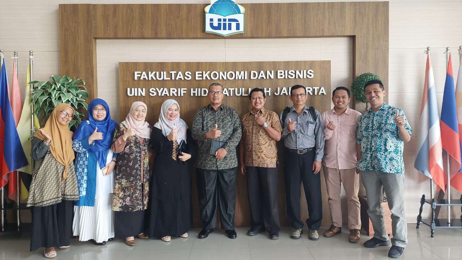 Bencmaking Perguruan Tinggi UIN Ar-Raniry Banda Aceh Dengan UIN Gunung Djati Bandung Dan UIN Syarif